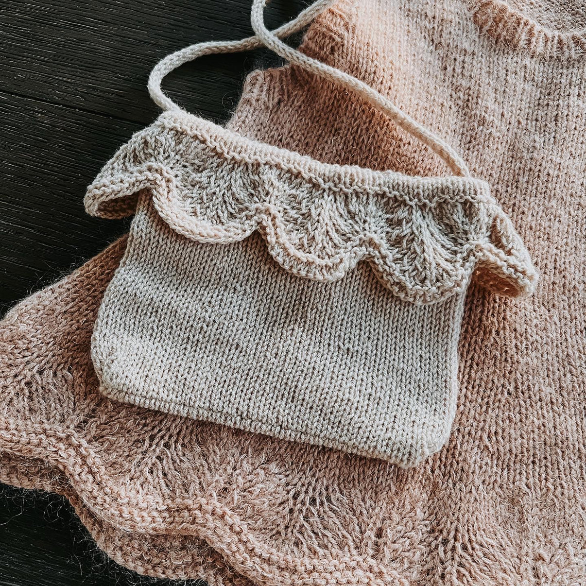 Eline vest (9 mnd-4 år) og Eline veske – Nyvold knitwear